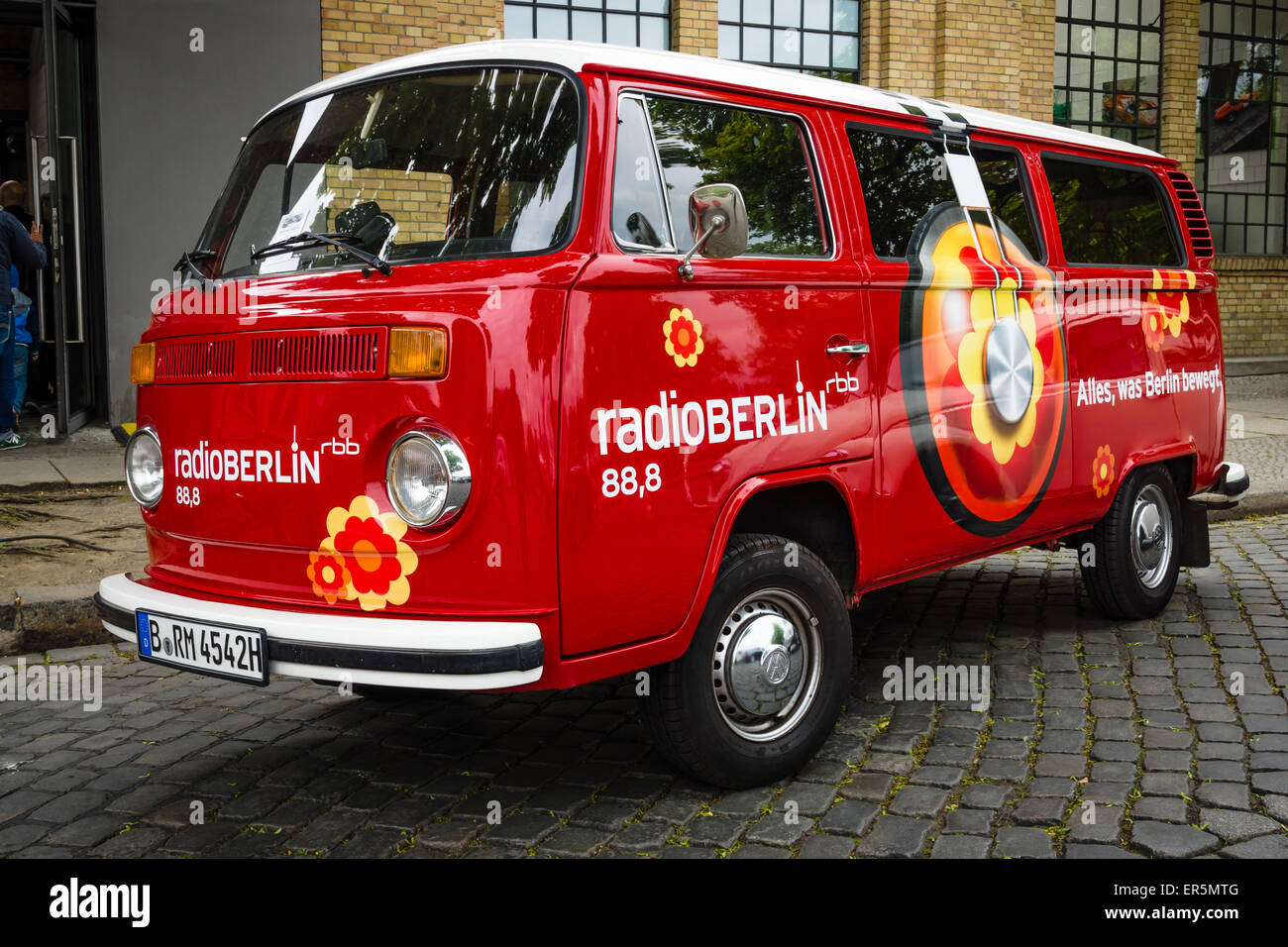 Minibus Volkswagen Typ 2 (T2) mit Radiosender RadioBerlin Werbung ...