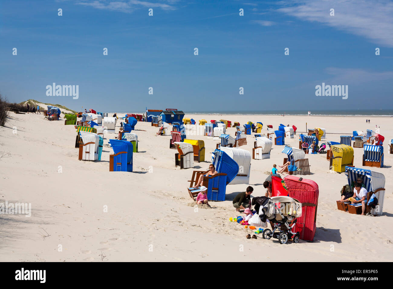 Strandkörbe und Menschen am Strand, Insel Juist, Nordsee ... Strandkörbe und Menschen am Strand, Insel Juist, Nordsee ...