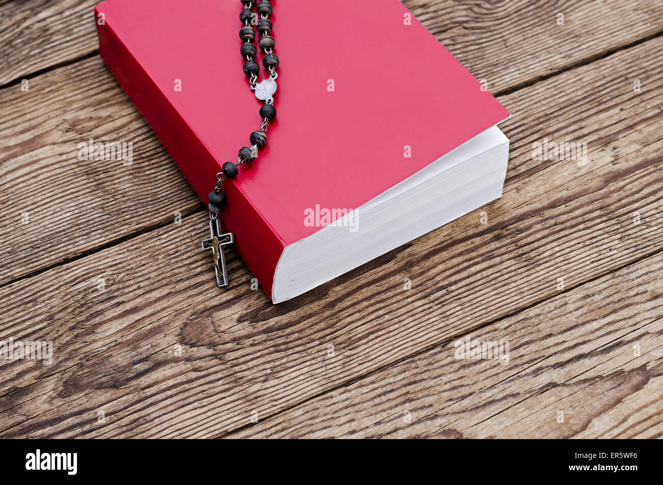 Bibel und kreuz -Fotos und -Bildmaterial in hoher Auflösung – Alamy