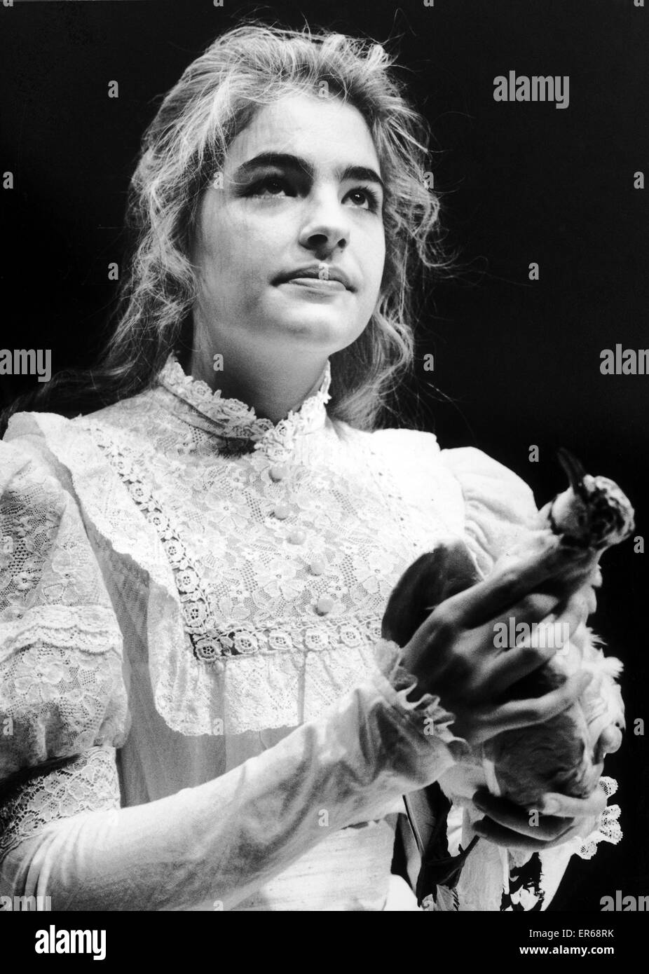 Emily raymond als nina chekovs -Fotos und -Bildmaterial in hoher ...