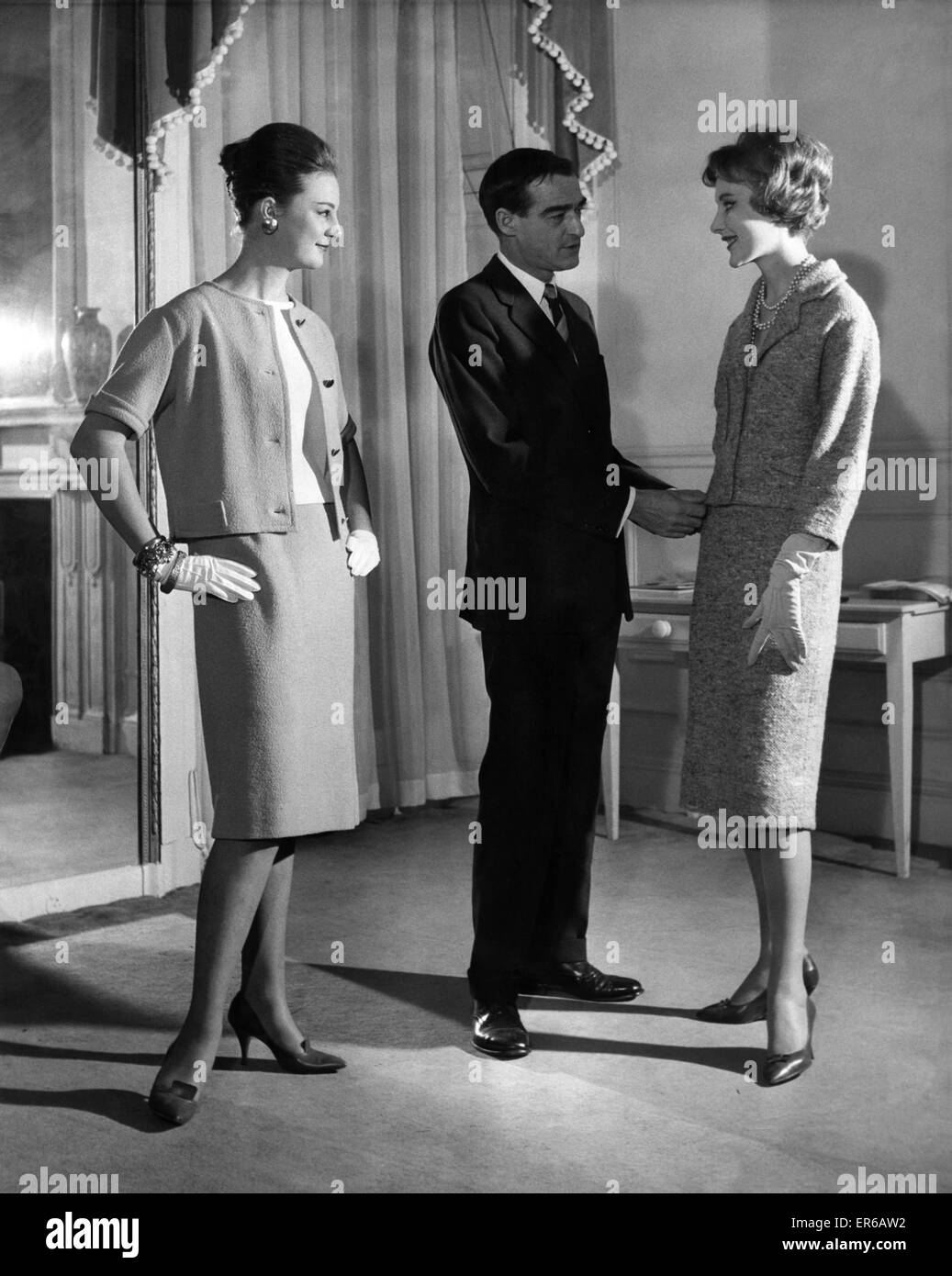 1958 fashion model Schwarzweiß-Stockfotos und -bilder - Alamy