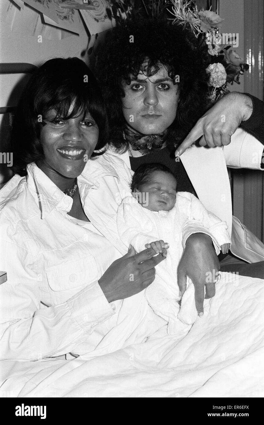 Marc Bolan mit Freundin Gloria Jones und ihr Baby Sohn Rolan Bolan ...
