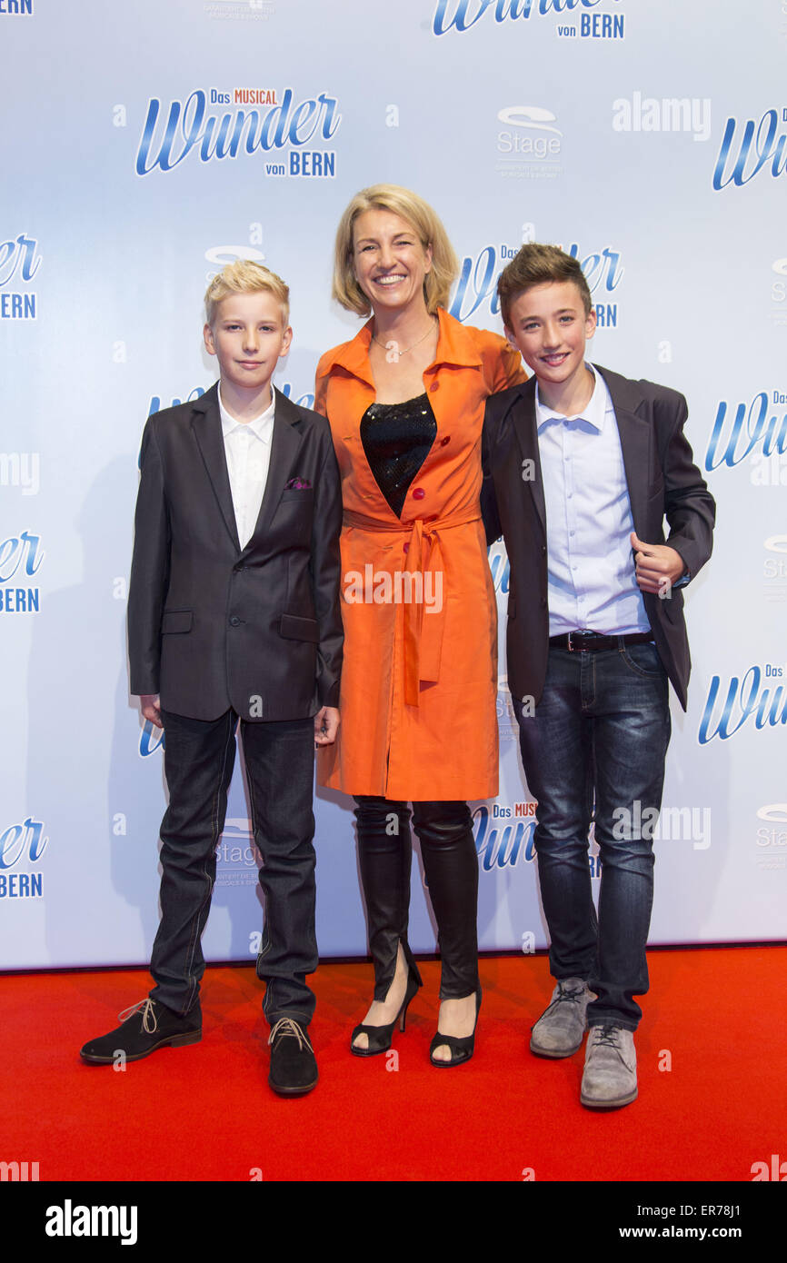 Welt-Premiere Das Wunder von Bern am Theater An der Elbe mit: Matten Bauer, Gabi Bauer, Adrian ...