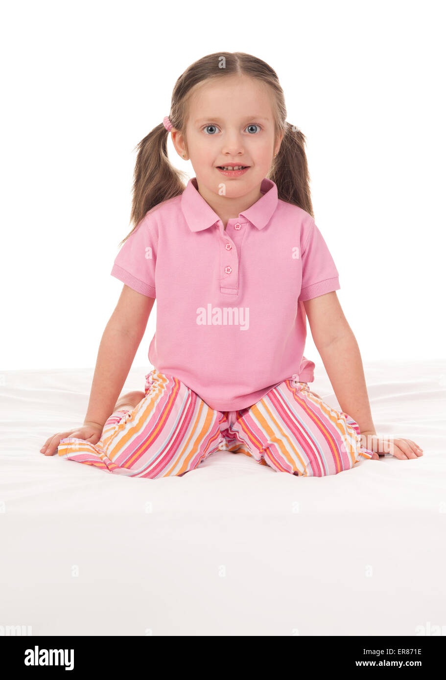 Kinder sitzen auf bett -Fotos und -Bildmaterial in hoher Auflösung – Alamy