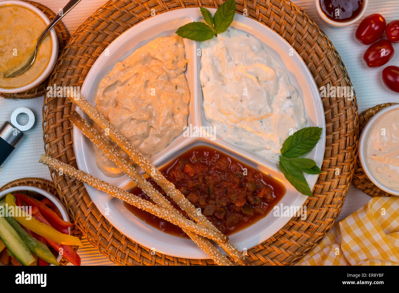 Eine Auswahl an Party dips mit Brot-Sticks und andere Crudites ...