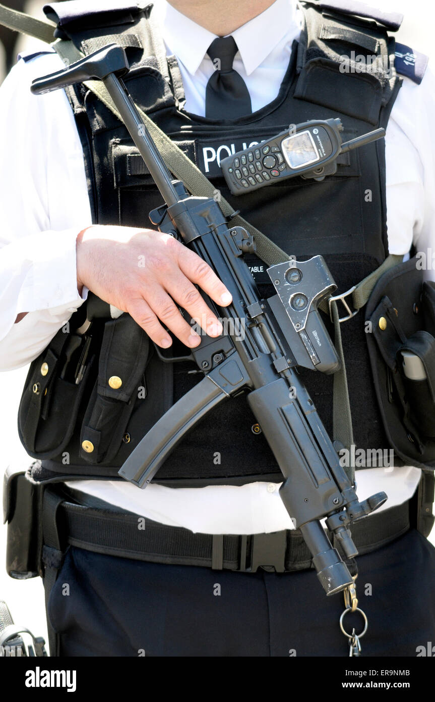 London, England, Vereinigtes Königreich. Bewaffnete Polizisten mit ...