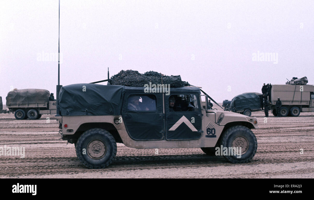 25. Februar 1991 ein US-Army Humvee Fortschritte durch die Wüste im ...