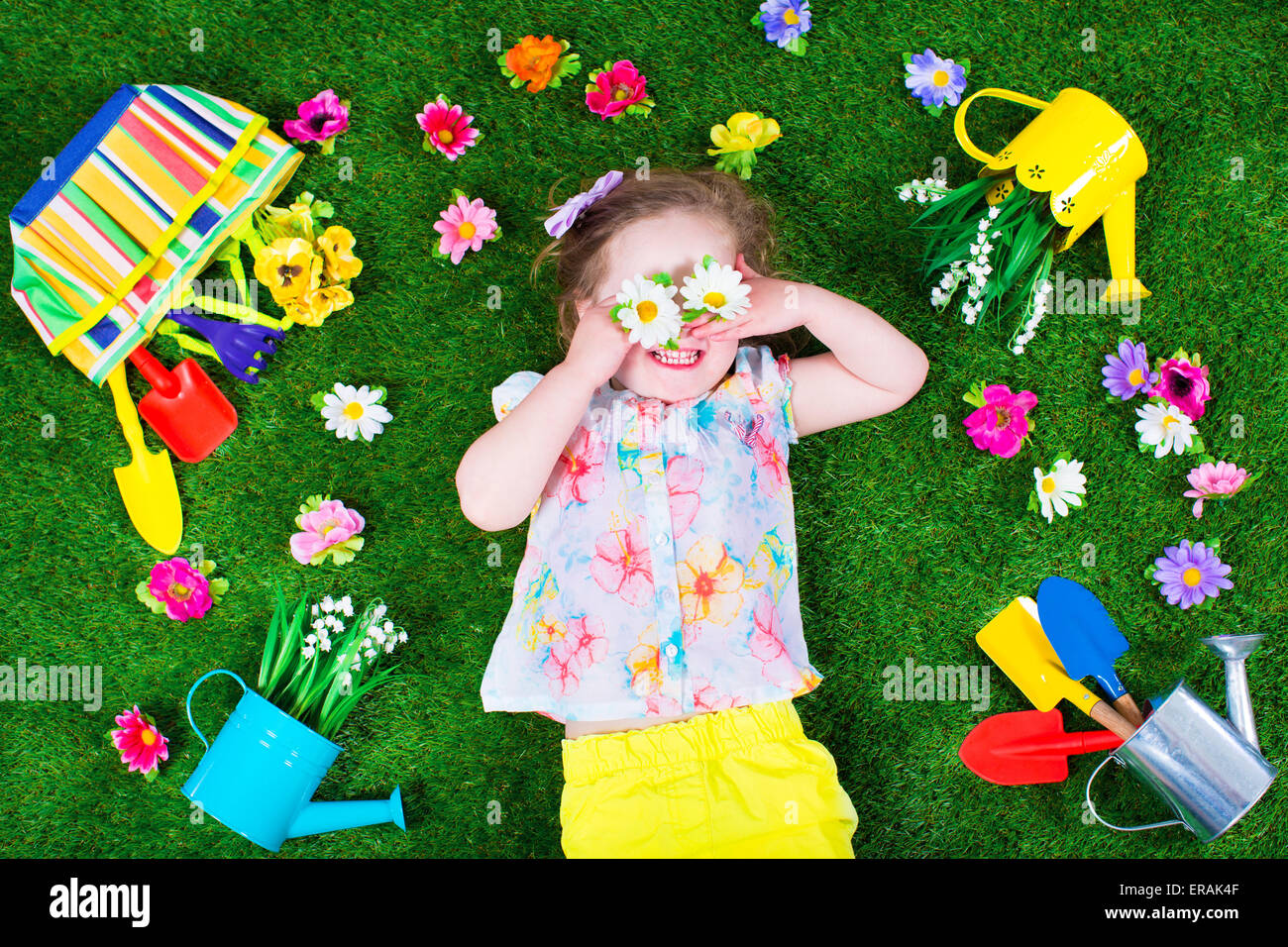 Kinder im Garten. Kinder mit Gartengeräten. Kind mit Gießkanne und ...