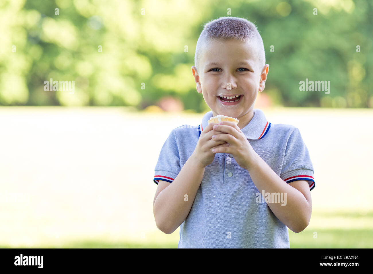 Kid eating -Fotos und -Bildmaterial in hoher Auflösung – Alamy
