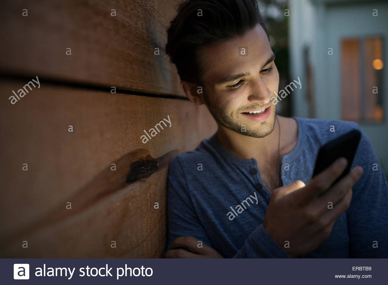 Mann und telefon -Fotos und -Bildmaterial in hoher Auflösung – Alamy
