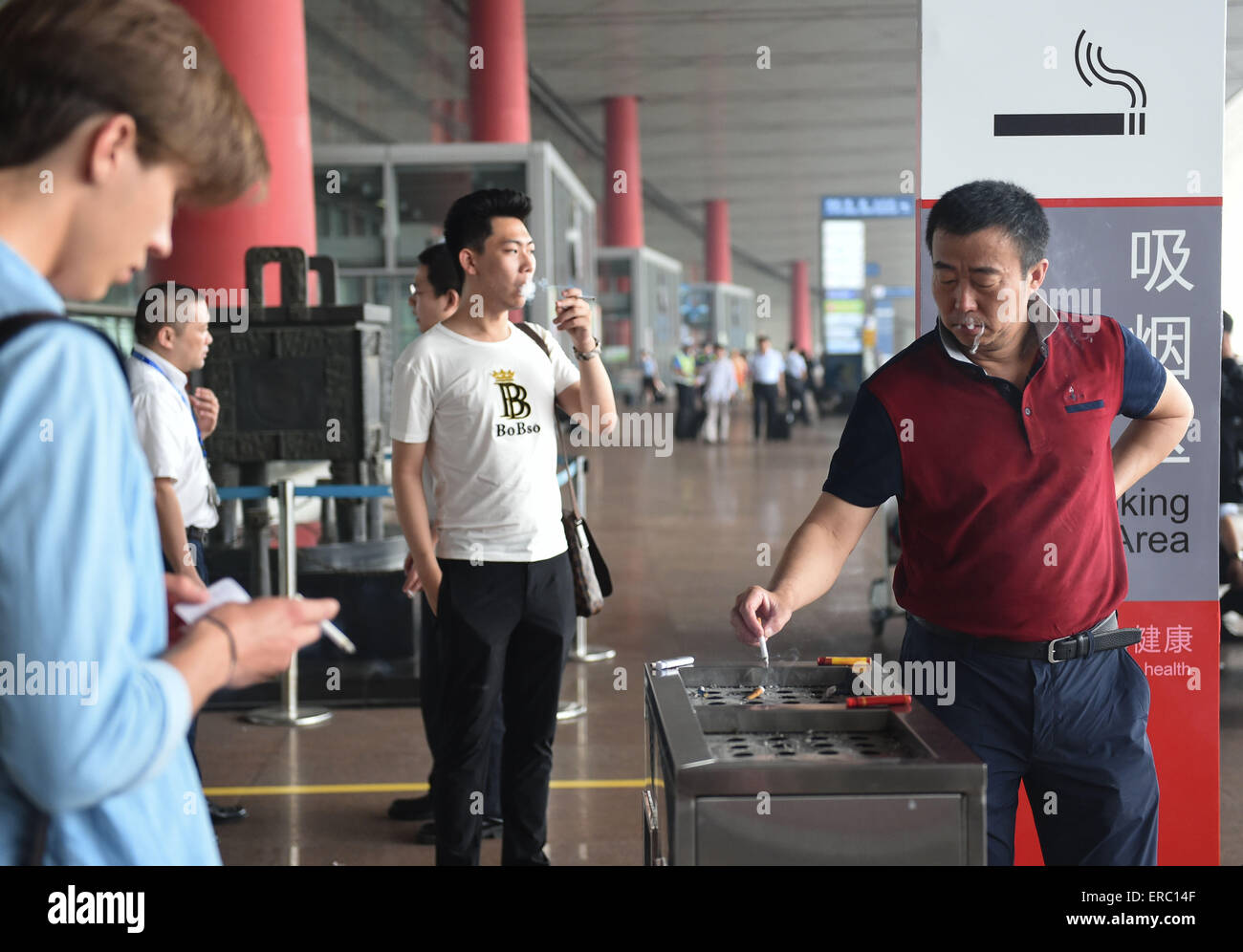 Terminal 1 raucherzone -Fotos und -Bildmaterial in hoher Auflösung – Alamy