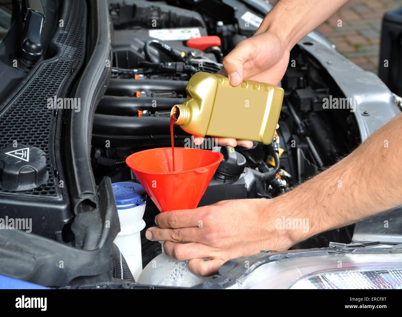 Geruchlose Flussigkeit Unterm Auto