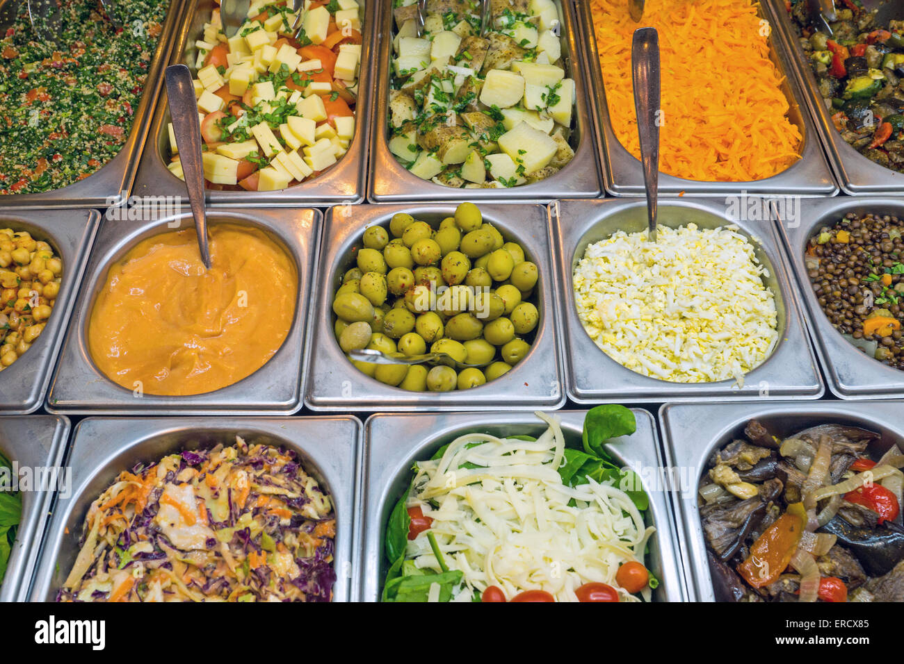 Selbstbedienungs salatbar -Fotos und -Bildmaterial in hoher Auflösung ...