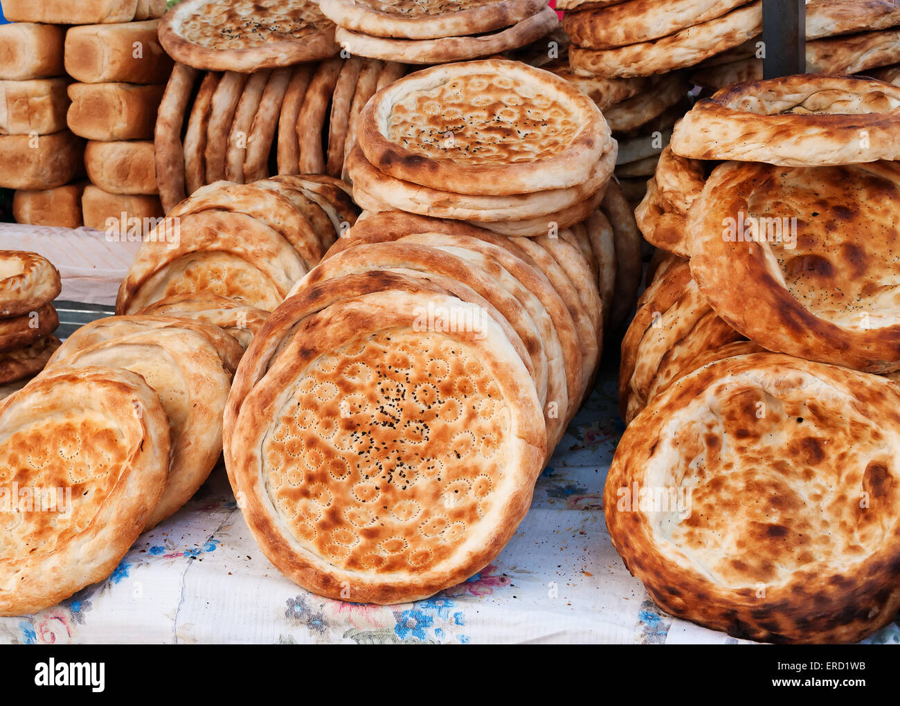 Kirgisen Brot Tokoch auf Sonntagsmarkt in Bosteri. Issyk-Kul. Kirgistan ...