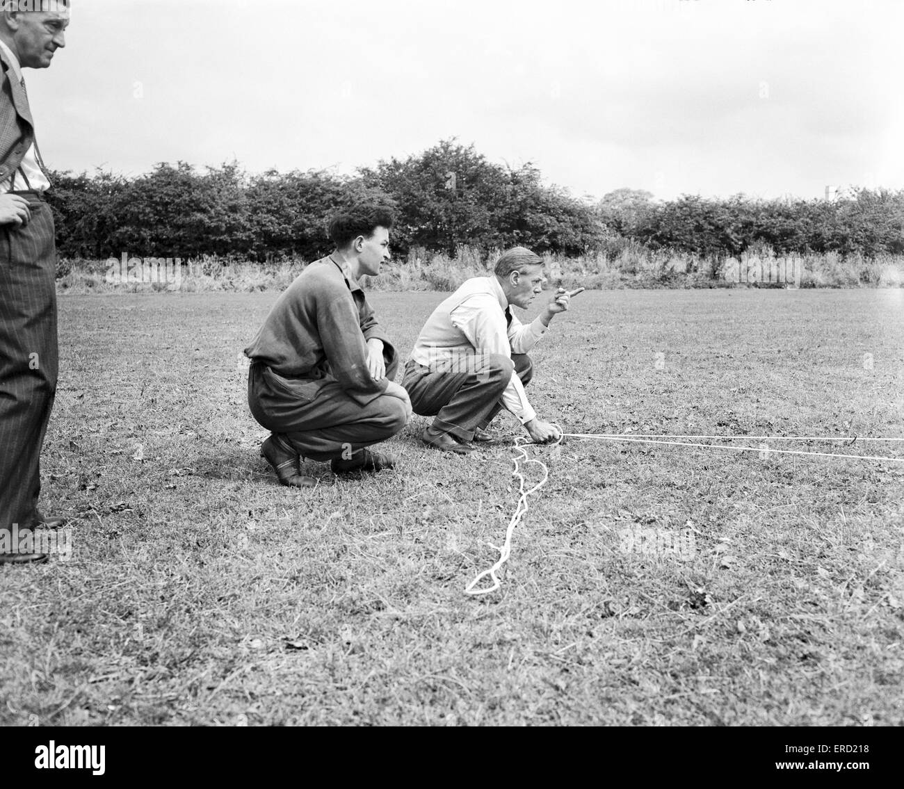 Neue Derby County Manager Harry Storey (Mitte) mit neuer Spieler auf ...