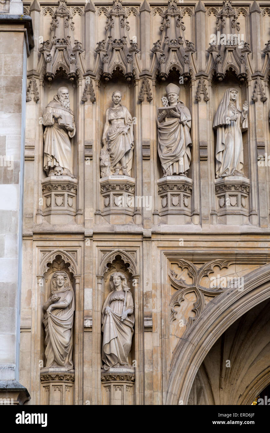London, England. Westminster Abbey, Figuren geschnitzt in Stein an der ...