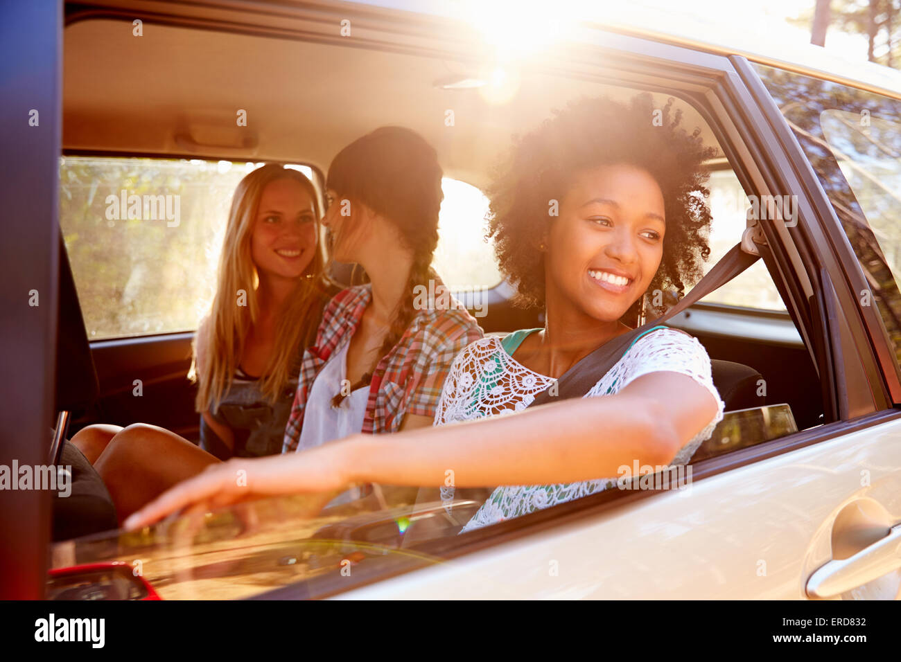 Drei Frauen sitzen im Fond des Autos On Roadtrip Stockfotografie - Alamy
