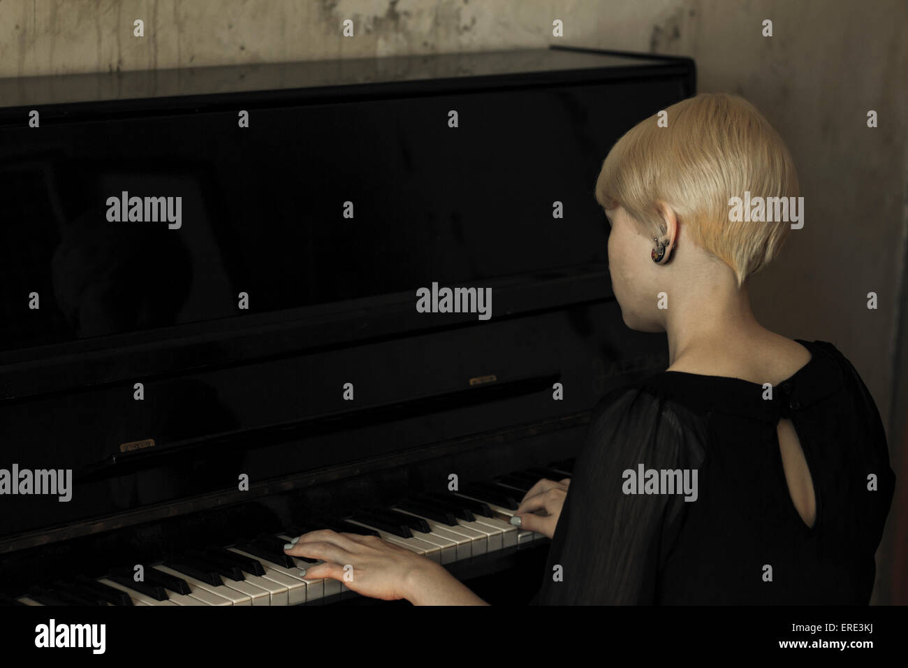 Junge Frau Sitzt Am Klavier Fotos Und Bildmaterial In Hoher Aufl sung Junge Frau Sitzt Am Klavier Fotos Und Bildmaterial In Hoher Aufl sung