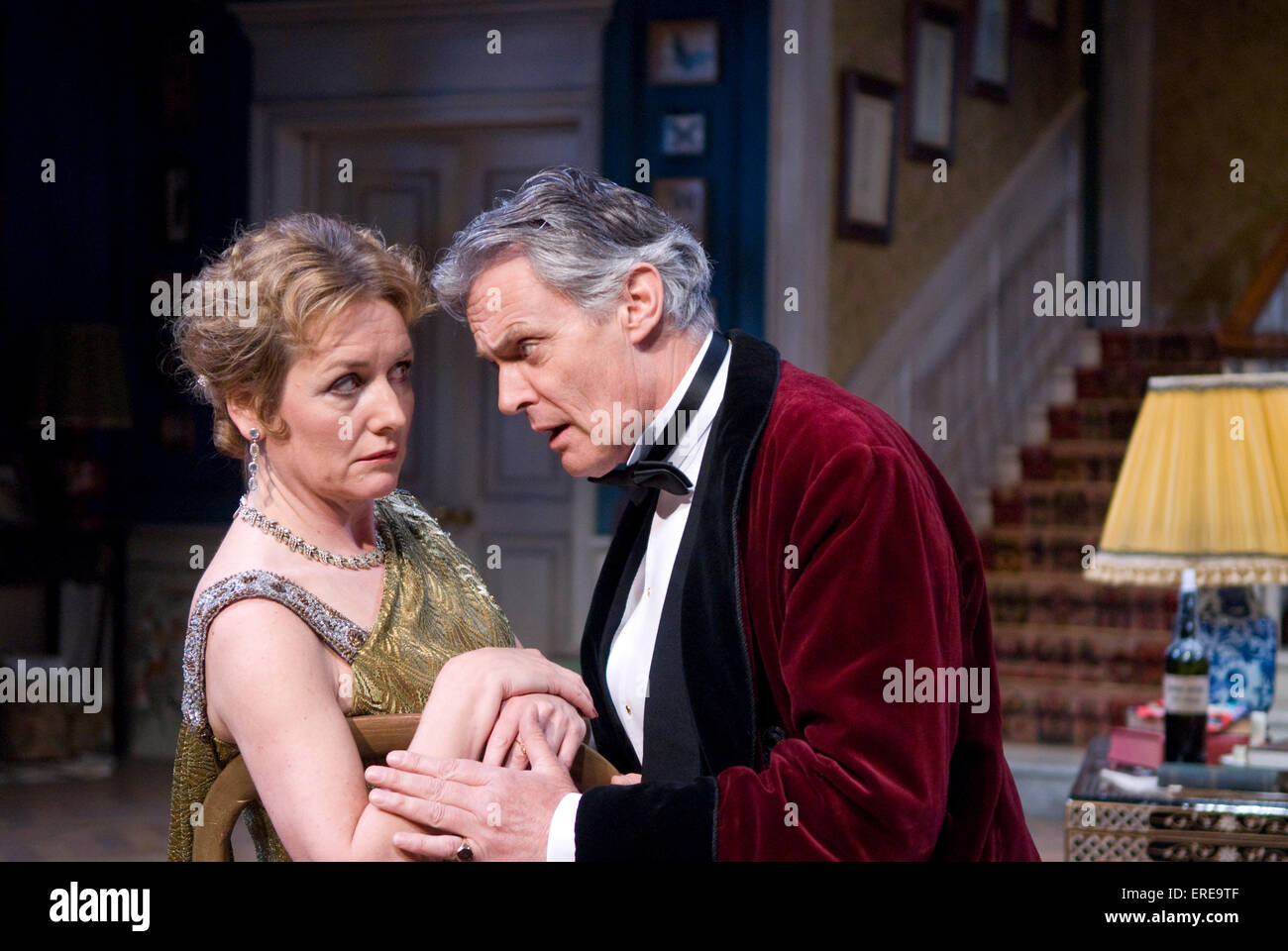 Caroline Langrishe als Myra Arundel und Simon Williams spielt David ...