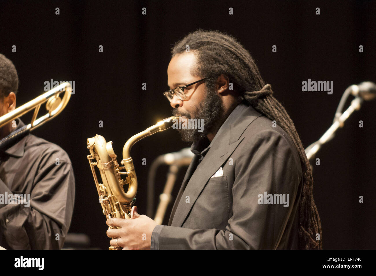 Jason Marshall, der amerikanische Bariton-Saxophonist mit Abdullah ...