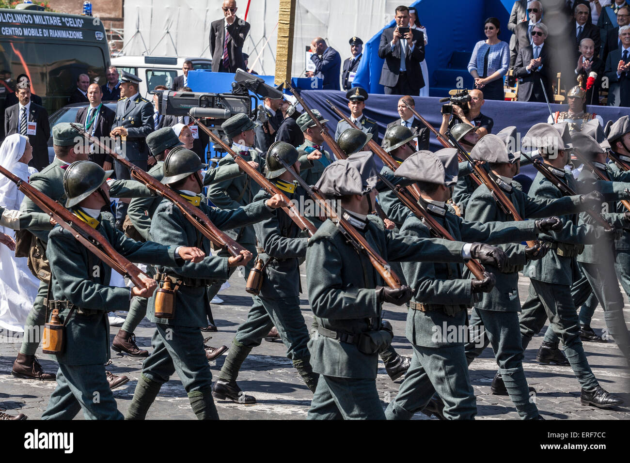 Rom, Italien. 2. Juni 2015. Militärparade und Durchflug für die 69 ...
