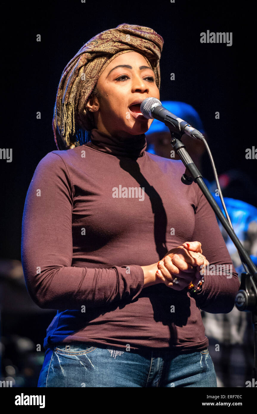 South african female singer -Fotos und -Bildmaterial in hoher Auflösung ...