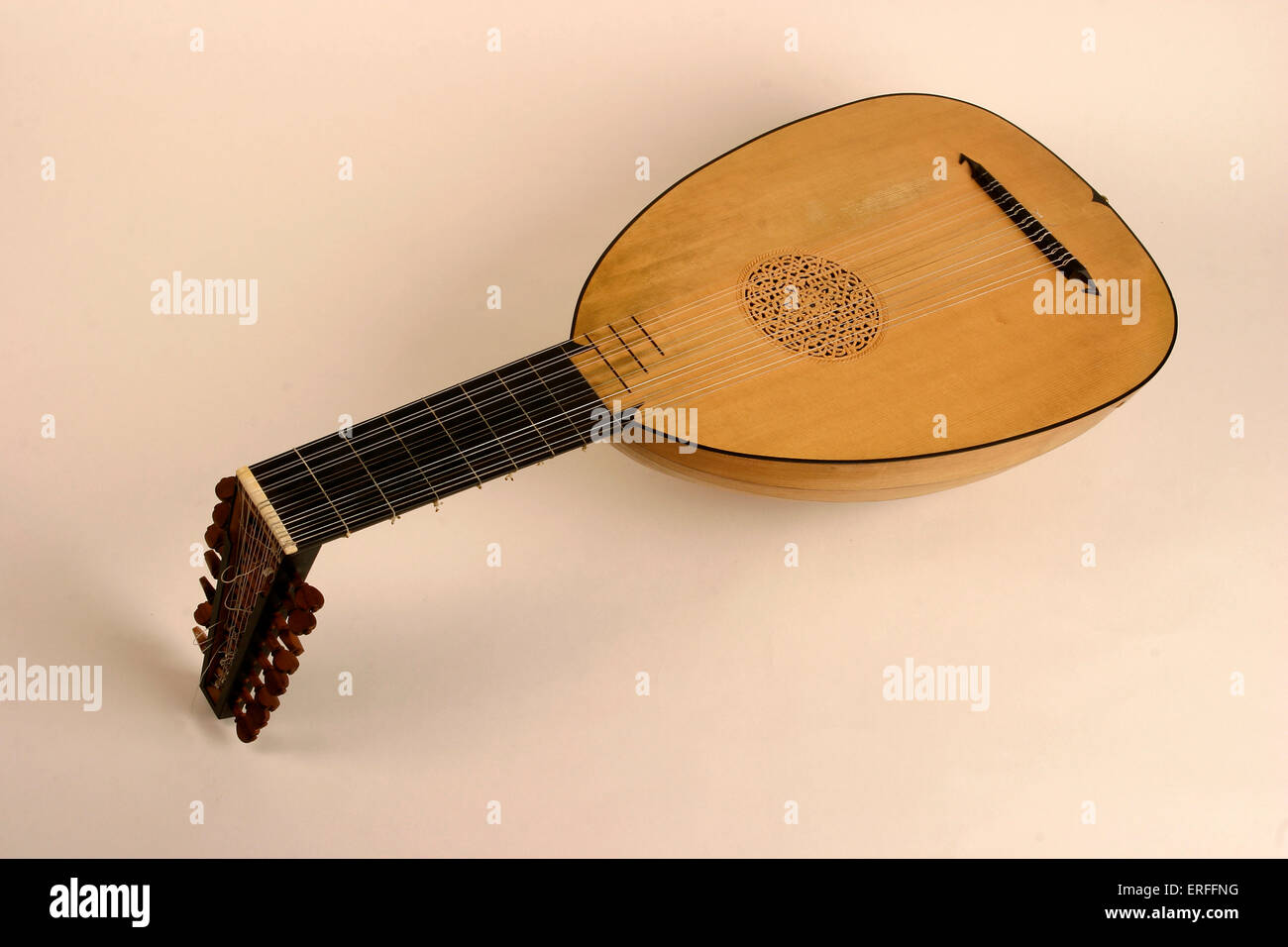 Siebensaitige laute -Fotos und -Bildmaterial in hoher Auflösung – Alamy