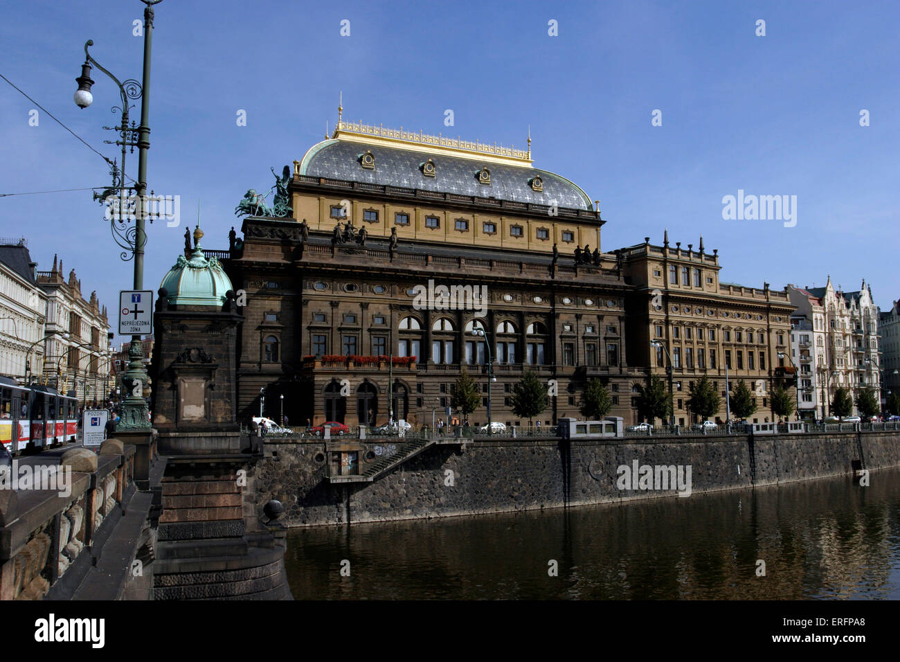 Opernhaus prag -Fotos und -Bildmaterial in hoher Auflösung – Alamy