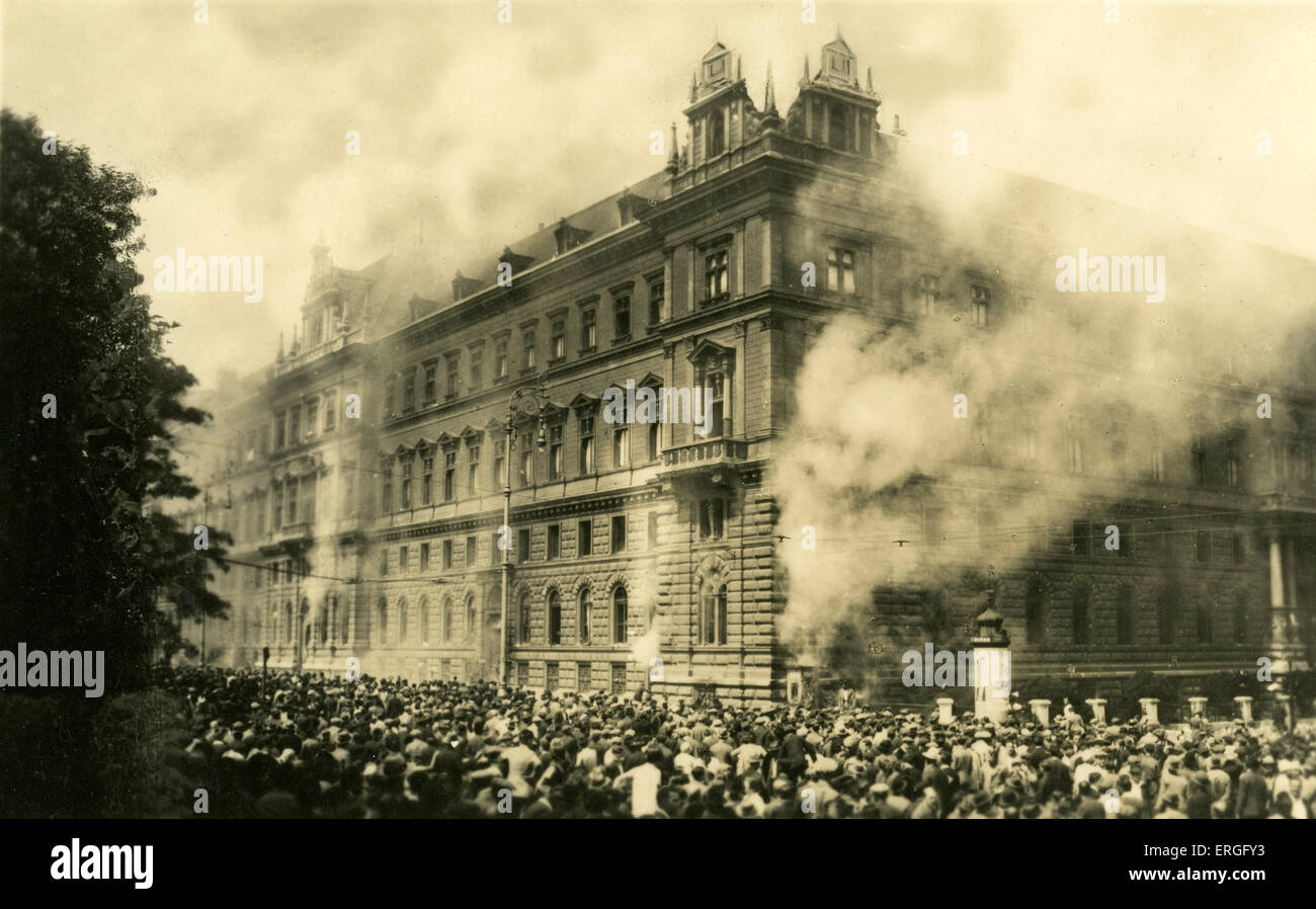 Palace of justice fire -Fotos und -Bildmaterial in hoher Auflösung – Alamy