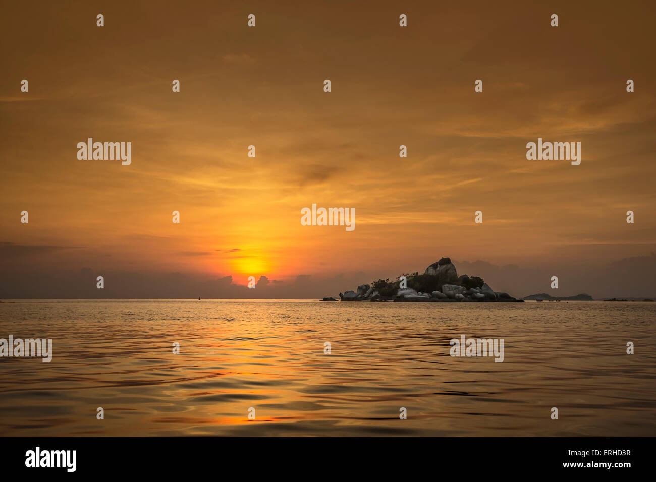 Sonnenaufgang insel rock -Fotos und -Bildmaterial in hoher Auflösung ...