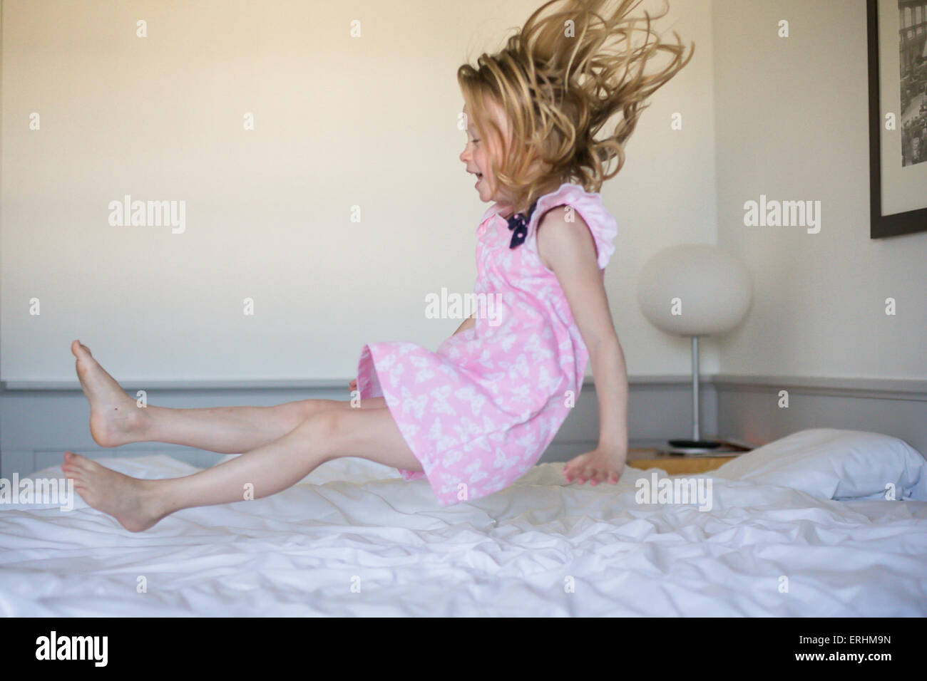 Mädchen auf ihrem Bett hüpfen Stockfotografie - Alamy