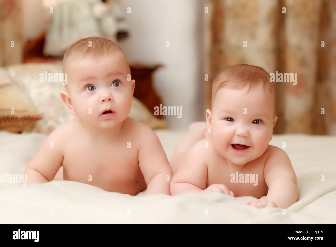 Zwillinge babies -Fotos und -Bildmaterial in hoher Auflösung – Alamy