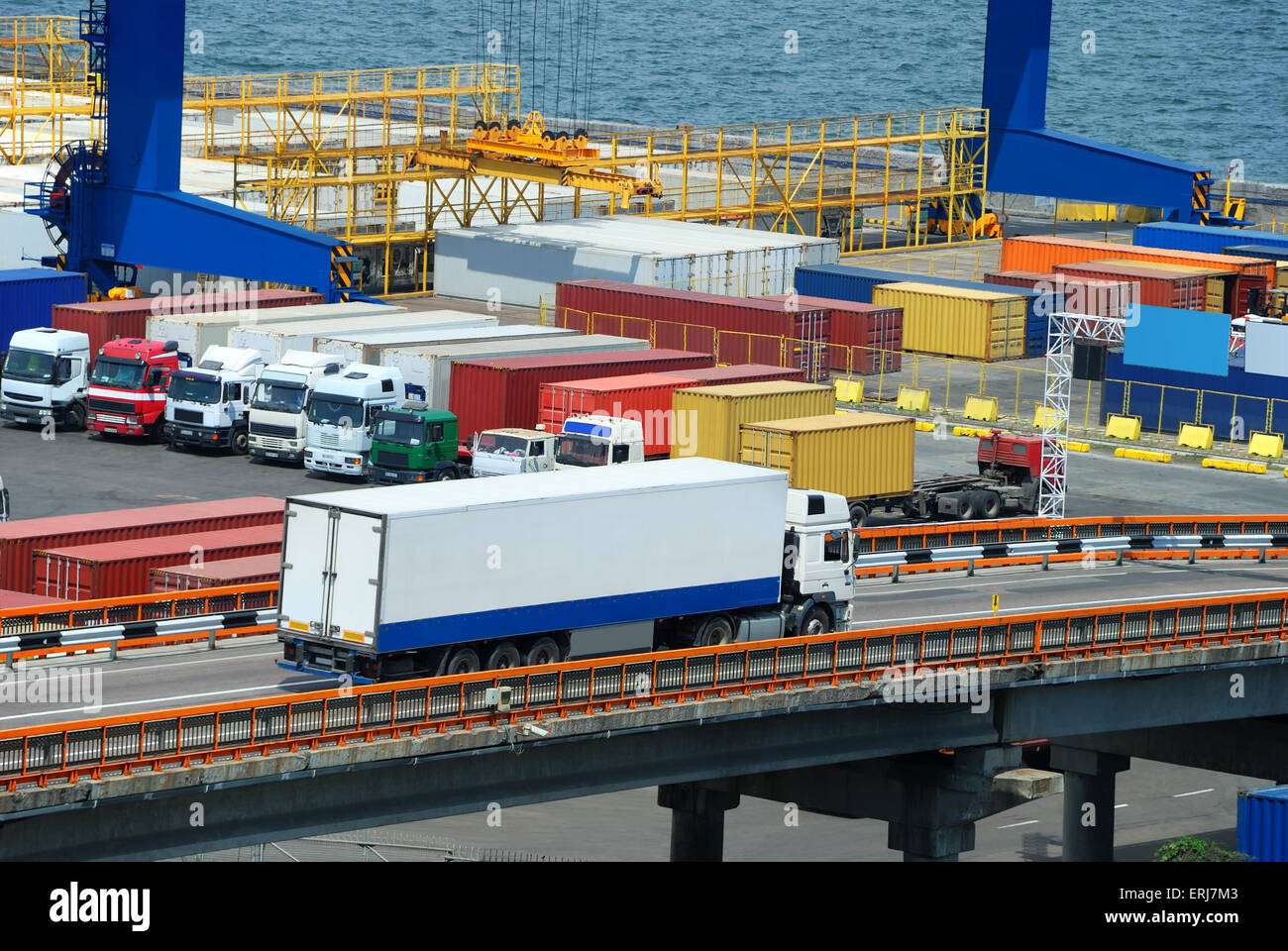 weißen LKW-Transport-Container im Hafen Stockfotografie - Alamy
