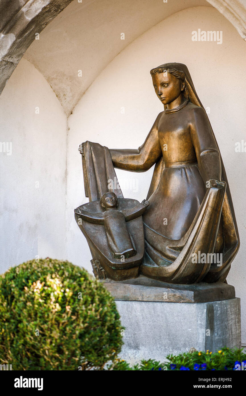 Bronze Statue Frau mit Kind im Bogen in der Kathedrale von St. Gulden ...