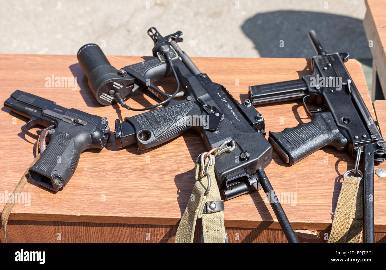 Russische Waffen. Yarygin PYa, MP-443 Grach Submachine gun PP-2000 ...