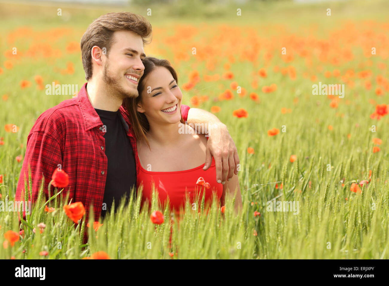 Mann frau schmusen -Fotos und -Bildmaterial in hoher Auflösung – Alamy
