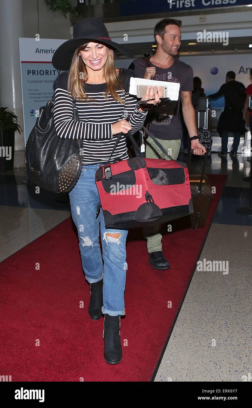 Karina Smirnoff kommt am Flughafen Los Angeles International (LAX) mit ...