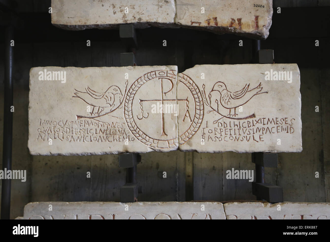Römischer Grabstein. Frühchristliche. Christogramm mit Tauben ...