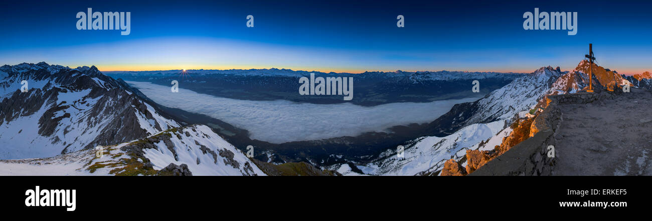 Blick auf das hafelekar am inn bei sonnenaufgang -Fotos und ...