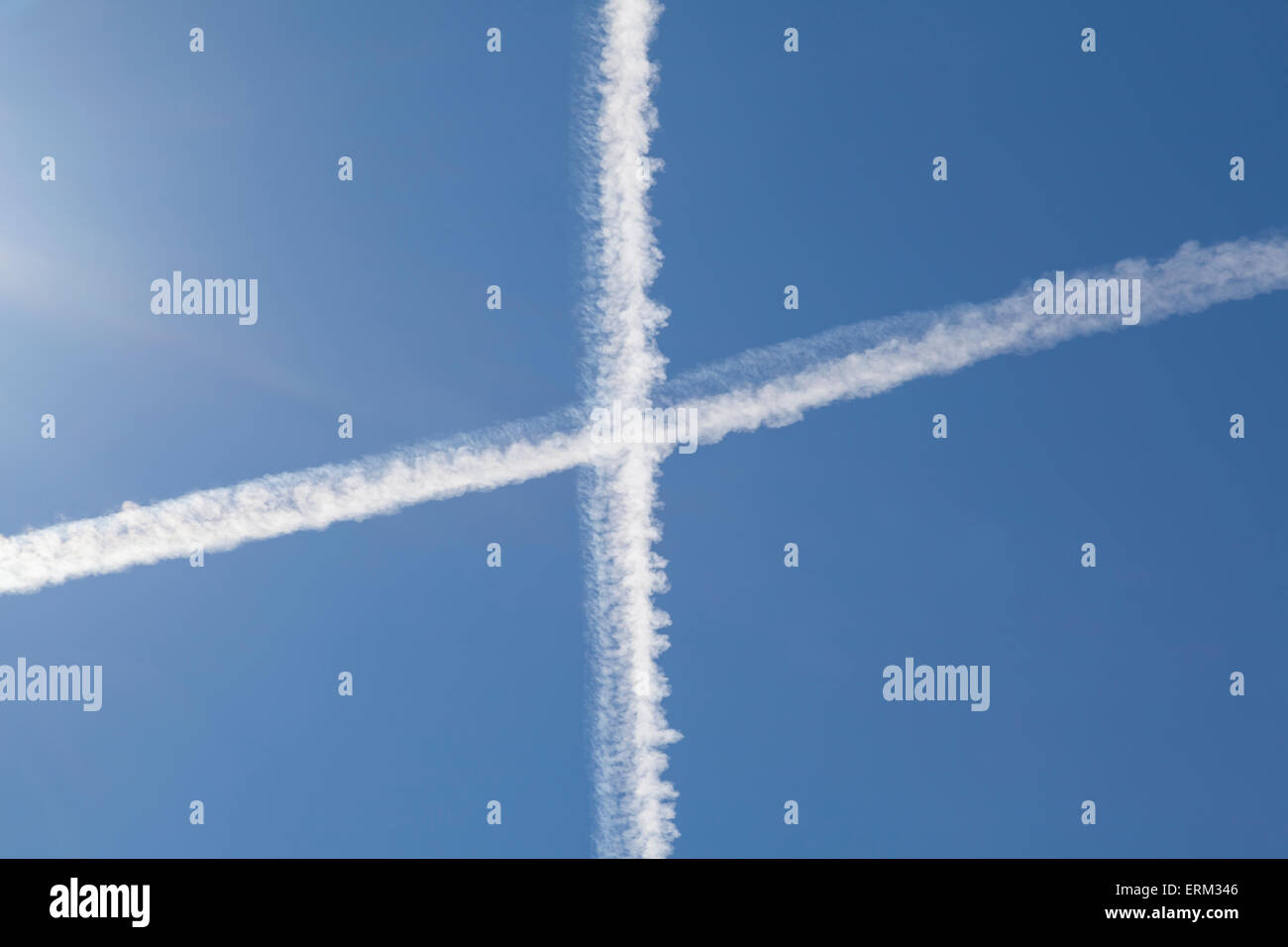 Kondensstreifen kreuzen -Fotos und -Bildmaterial in hoher Auflösung – Alamy