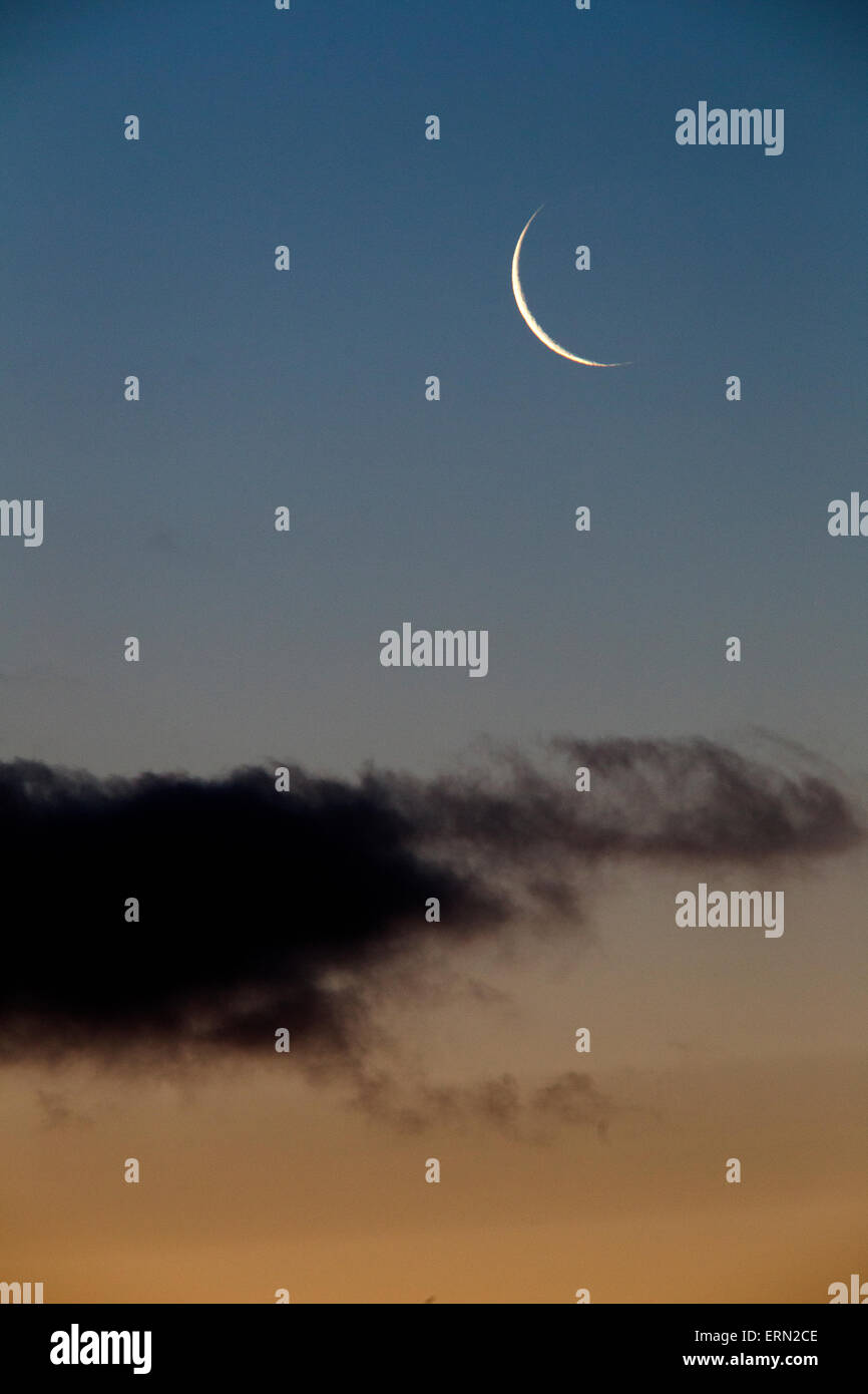 Crescent moon sky -Fotos und -Bildmaterial in hoher Auflösung – Alamy