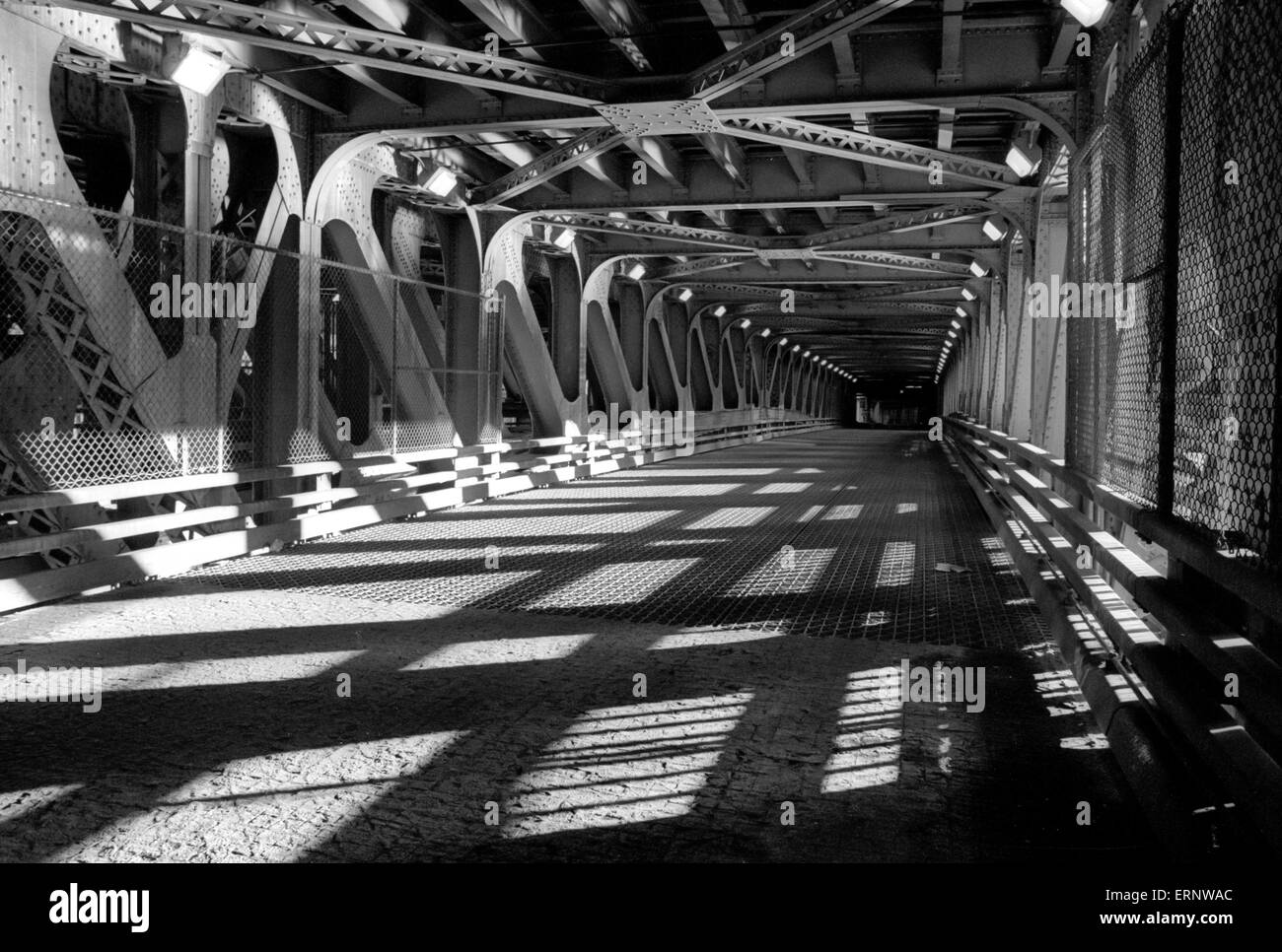 Chicago, IL, 22. Februar 1997: der aufgehenden Sonne ist Schattenwurf ...