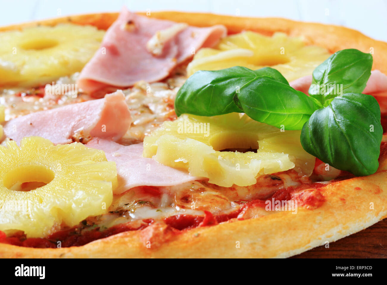 Hawaiianische ananaspizza -Fotos und -Bildmaterial in hoher Auflösung ...