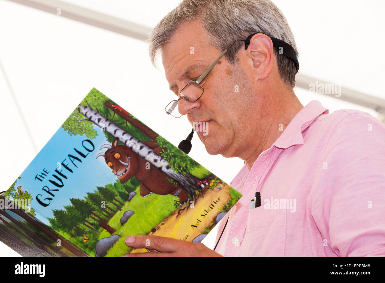 Axel Scheffler gibt eine Darstellung und Zeichnungen seiner Figuren ...