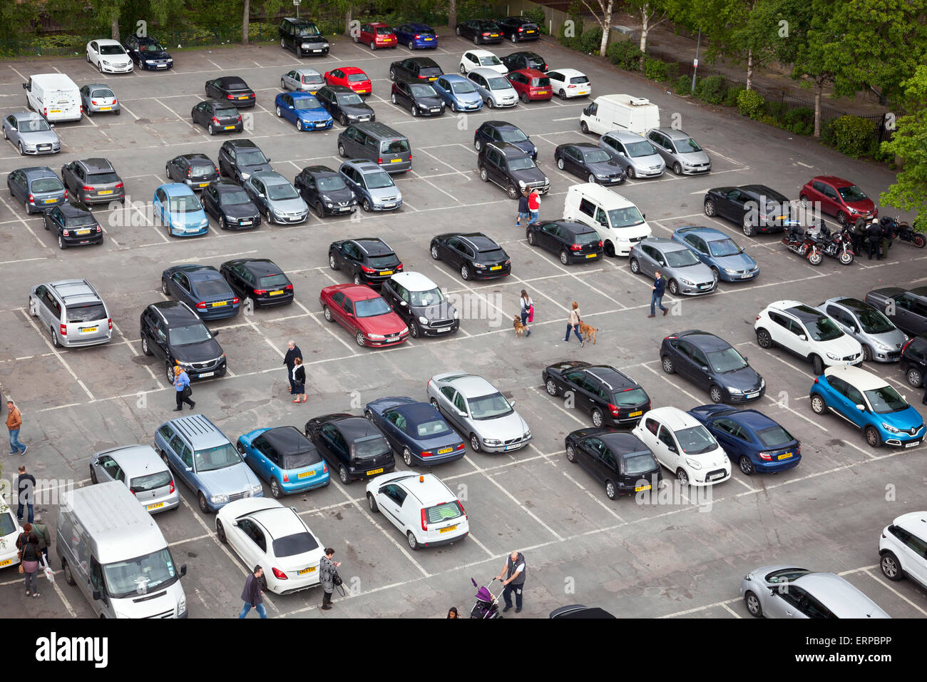 Parkplatz von oben auto -Fotos und -Bildmaterial in hoher Auflösung – Alamy
