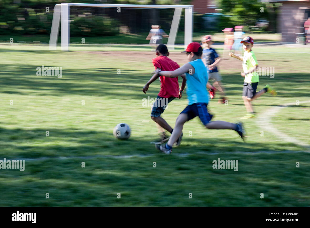 Kinder spielen Fußball in einem Park im Freien Stockfotografie - Alamy