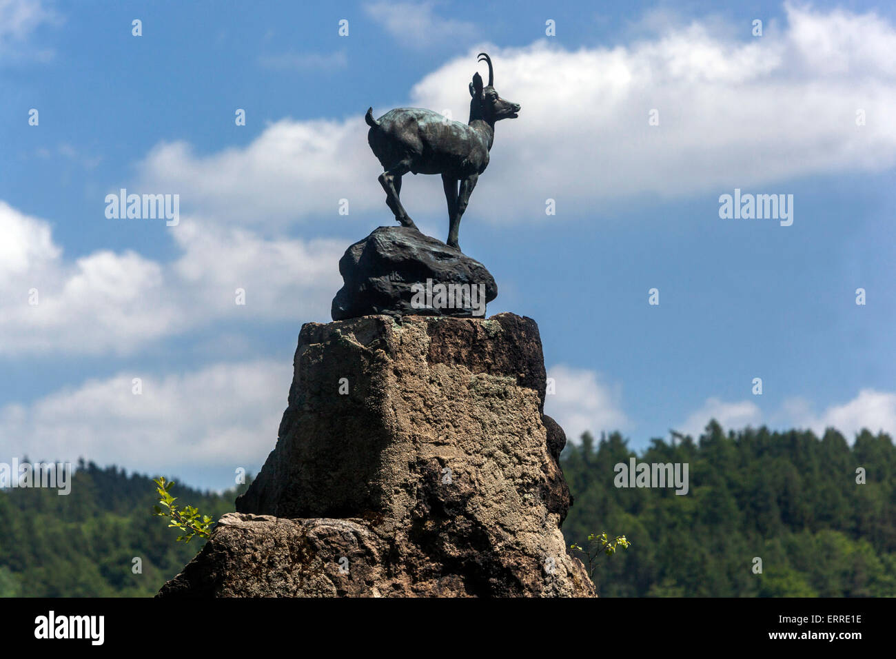 Karlovy Vary. Das Symbol des Kurortes Gemsen, eine Bronzestatue steht ...