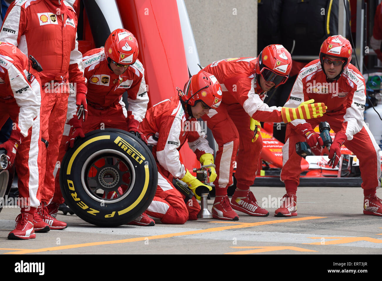 Ferrari formula one team mechanic -Fotos und -Bildmaterial in hoher ...