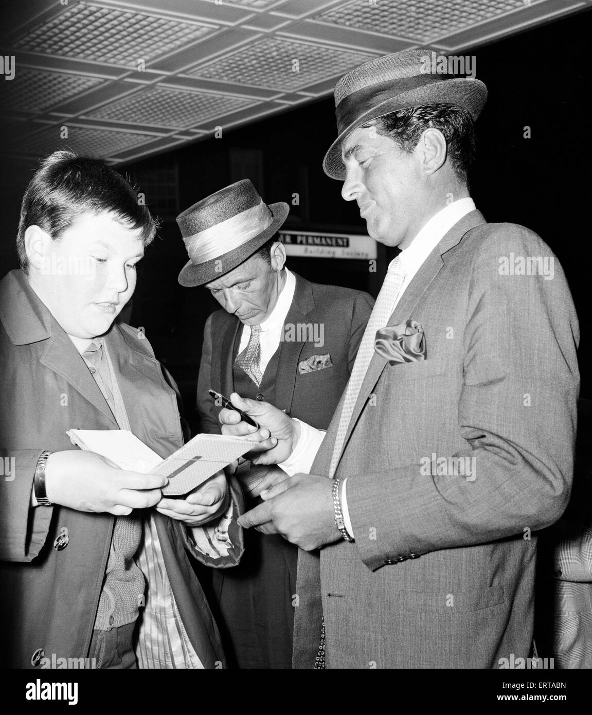 Frank Sinatra und Dean Martin, Ankunft am Flughafen London Heathrow aus ...