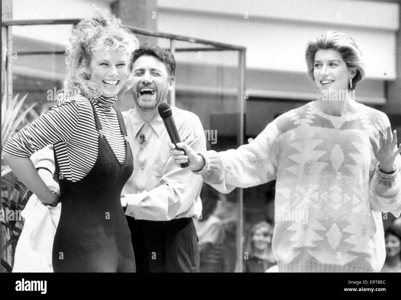 Clothes Show, Moderatoren Jeff Banks und Selena Scott mit Suzanne ...